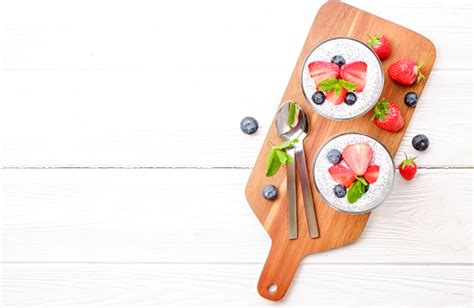 유기농 딸기와 나무 테이블에 다른 서비스 옵션 Chia 씨앗 영양 건강 한 채식주의 Superfood 디저트 0명에 대한 스톡