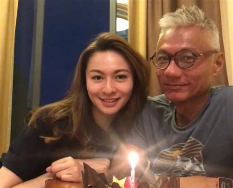 “港姐”冠军被亲爹抢风头，与梁朝伟同班同学，和刘嘉玲传绯闻 知乎