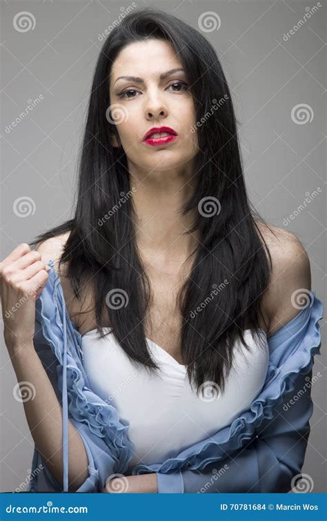 Привлекательная девушка женщина с длинными черными волосами над серым Backgrou Стоковое Фото