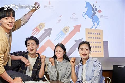 청년 성인 스타트업 소기업 세미나 비즈니스미팅 미팅 파이팅 흔들기 결의 미소 이미지