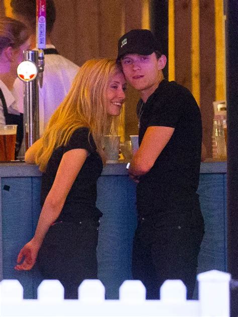 Bukan Zendaya Tom Holland Jalan Mesra Dengan Olivia Bolton