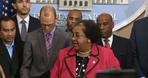 Propuesta Para Limitar El Uso De Armas Por La Policía De California