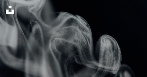 黒い背景に白い煙の写真 Unsplashの無料グレー写真