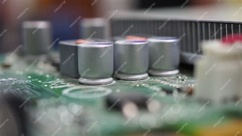 컴퓨터의 녹색 마더보드에 있는 반도체 Cpu 칩 반도체 마더보드 프리미엄 사진