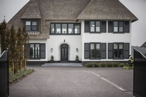 Woning Volgens De Klassieke Bouwstijl Met Traditionele Elementen The