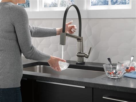 Single Handle Exposed Hose Kitchen Faucet With Touch2o Technology In