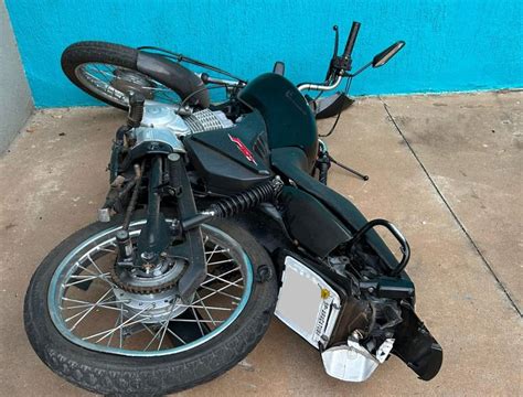 Homem foge pela contramão após bater carro na traseira de moto em