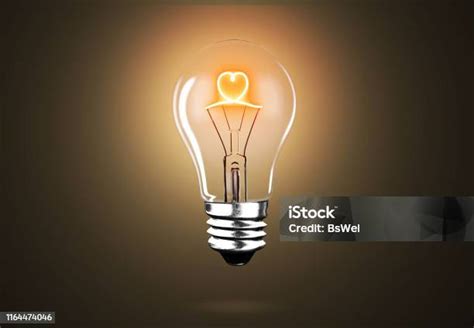 검은 색 배경에 조명 전구 램프 하트 모양 3d 렌더링 전구에 대한 스톡 사진 및 기타 이미지 전구 노란 신호등 3차원 형태 Istock