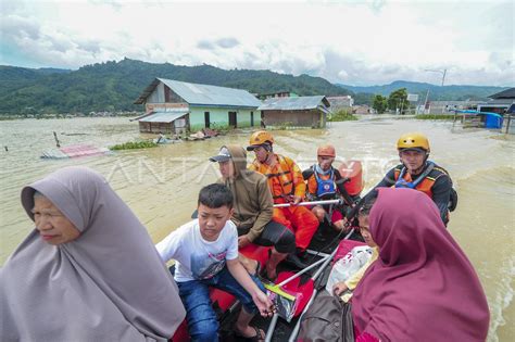 Banjir Di Sungai Penuh Jambi ANTARA Foto
