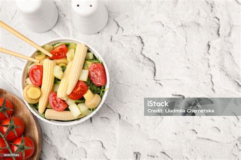 회색 질감의 테이블에 야채와 샴피뇽을 곁들인 맛있는 아기 옥수수 평평하게 놓여 있습니다 텍스트를 위한 공간 0명에 대한 스톡 사진 및 기타 이미지 Istock