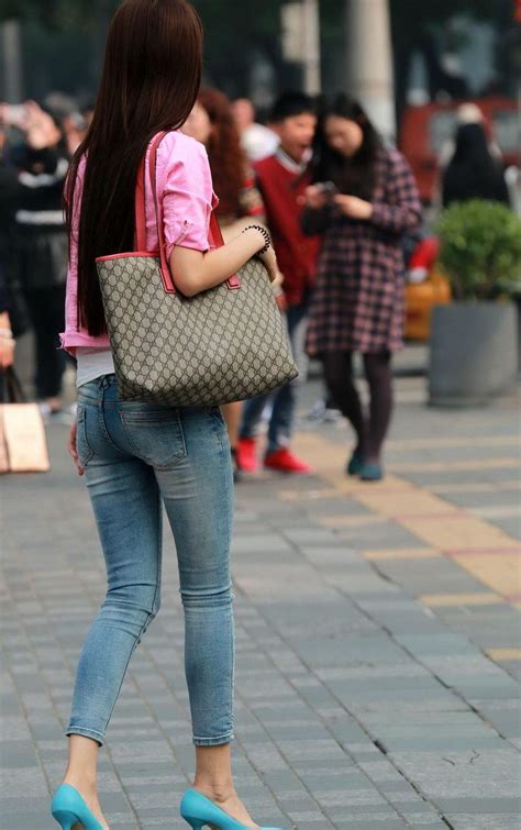 街拍气质女神紧身牛仔裤 圆润修长的大腿挺翘的小翘臀