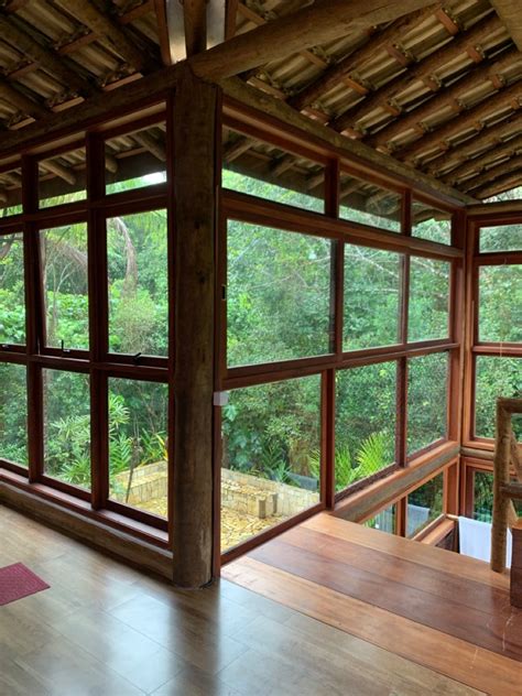 Casa De Madera Con Grandes Ventanales