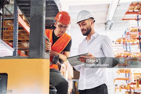 태블릿 및화물 이동 운송 창고에 두 명의 보관 작업자가 있습니다 25 29세에 대한 스톡 사진 및 기타 이미지 25 29세 2명 30 34세 Istock