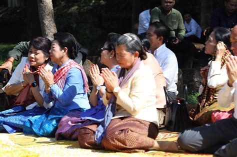 លោកស្រីកិត្តិសង្គហបណ្ឌិត ម៉ែន សំអន បួងសួងសុំសេចក្តីសុខ សេចក្តីចម្រើន ជូនប្រទេសជាតិ