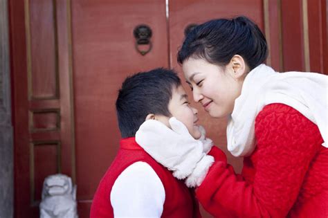 东方人儿童成年人两个人家庭父母母亲女儿儿子站笑微笑露齿笑室外白天留白侧面快乐满意幸福纯洁北京中国