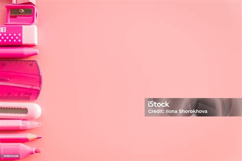 평면 복사 공간와 분홍색 배경에 분홍색 편지지 누워 평면도 편평한에 대한 스톡 사진 및 기타 이미지 편평한 학용품 개념