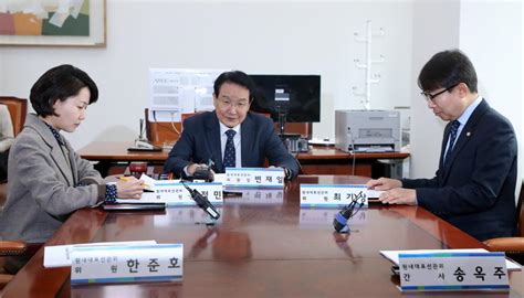 르데스크 野 원내대표 경선 막 올랐지만‘돈봉투 사건에 뒤숭숭