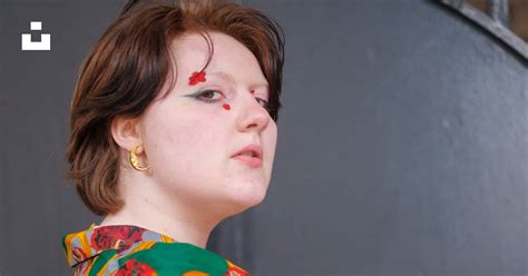 얼굴이 칠해진 사람 사진 Unsplash의 무료 유행 이미지