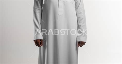 النظر إلى الكاميرا بإيماءات السرور والسعادة، صورة شخصية للوثائق الرسمية