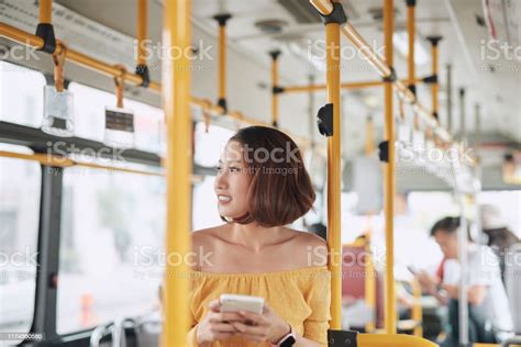 버스 나 기차 기술 라이프 스타일 교통 및 여행 개념에서 스마트 폰을 사용하는 승객 교통수단에 대한 스톡 사진 및 기타 이미지 교통수단 도시 무선 기술 Istock