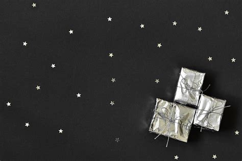 반짝이는 별이 흩어져 있는 검은 색 배경에 리본이 달린 은종이에 싸여 있는 세 가지 선물 3가지 개체에 대한 스톡 사진 및 기타 이미지 3가지 개체 성탄절 선물 0명