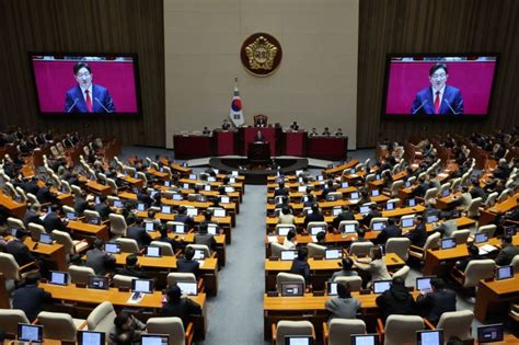 여야 대정부질문 첫날尹 탄핵심판 불공정·계엄불법 맞대결 아시아경제