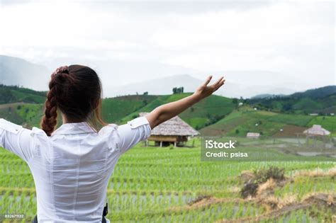 여자는 산 골짜기에 테라스에 녹색 쌀 필드에서 행복과 그녀의 손을 올립니다 여행자는 아름 다운 자연 풍경을 보세요 계곡에 대한