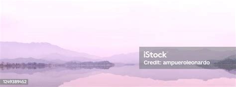 안데스 산맥의 아름다운 파노라마 파타고니아 풍경은 조명이 켜진 봉우리 산호수의 돌 반사 분홍색 하늘 일출에 안개가 끼는 높은 산입니다 무한에 대한 스톡 사진 및 기타 이미지