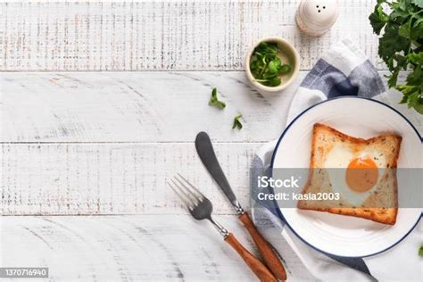 가벼운 흰색 나무 배경에 토스트와 마이크로 그린과 심장 모양의 계란 아침 식사 테이블 상단 발렌타인 데이 아침 식사 맨 위