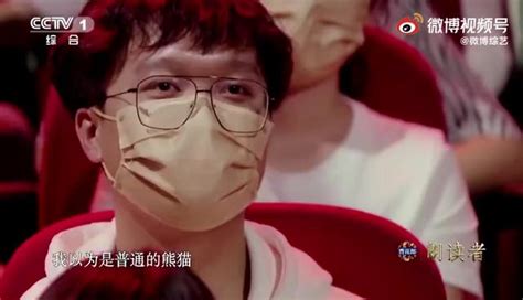熊猫孕妈翻山越岭找接生外公报喜生物学专家潘文石一生致力于野生动物研究和保护，他曾与熊猫“娇娇”一家结下深厚感情，“娇娇”产下女儿“希望”后