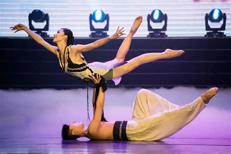 杂技表演 花瓣网