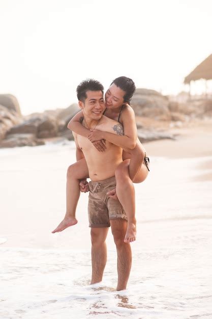 Coppia Romantica A Tutto Campo In Vacanza Foto Gratis