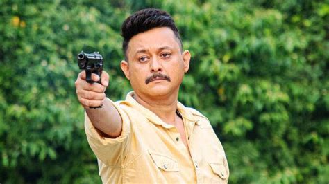 Swapnil Joshi एका हातात सिगरेट आणि दुसऱ्या हातात बंदूक स्वप्नील