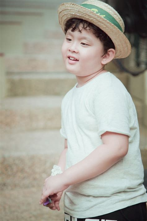 Con Trai Trương Quỳnh Anh Ghen Tỵ Khi Thấy Bố Chỉ Bế Mẹ