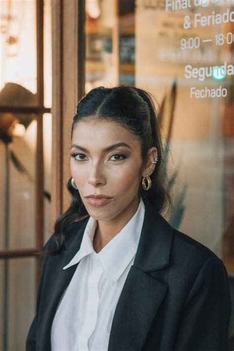 비즈니스 복장을 한 세련된 여성 초상화 · 무료 스톡 사진