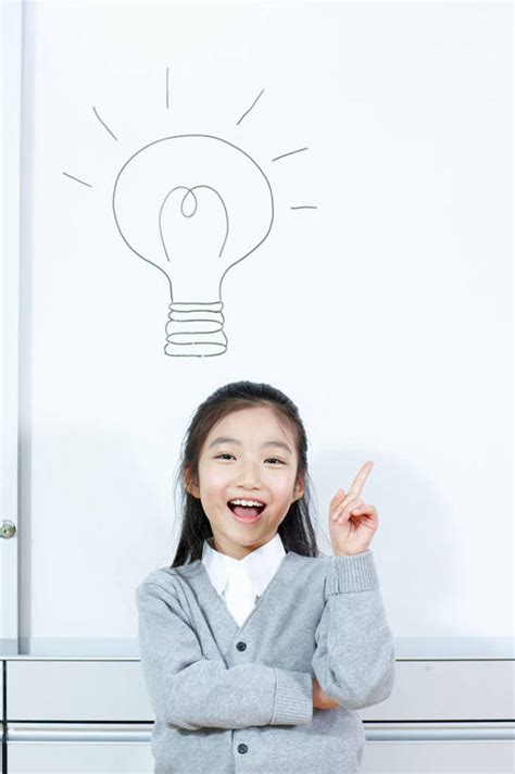 东方人 儿童 一个人 站 笑 微笑 露齿笑 竖图 室内 白天 正面 纯洁 照明 亚洲 仅一个女性 仅一个人 指 阴影 服装 反射 灯泡 影子