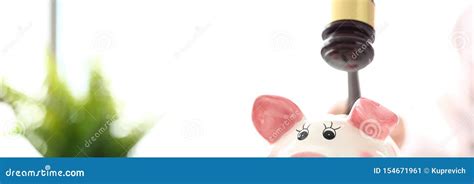 O Martelo Amea A Ao Piggybank Engra Ado A Tempo De Dificuldades