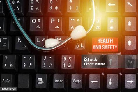 단어 쓰기 텍스트 건강 및 안전 청진 기 및 태양 효과 검은 키보드에 양호한 상태로 무해 운동 건강 식품에 대 한 비즈니스 개념 갈색에 대한 스톡 사진 및 기타 이미지