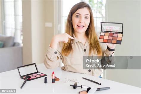 메이크업 화장품을 사용 하 여 아름 다운 젊은 여자는 자신에 게 손가락을 가리키는 깜짝 얼굴 Palete에서 색상을 적용 가리키기에 대한 스톡 사진 및 기타 이미지 Istock