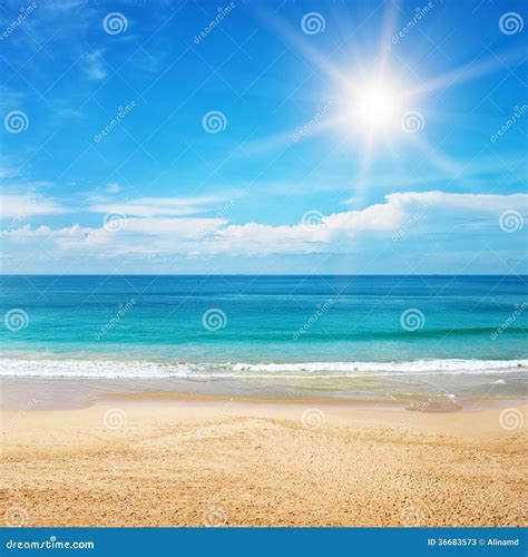 Seascape и солнце на предпосылке голубого неба Стоковое Изображение