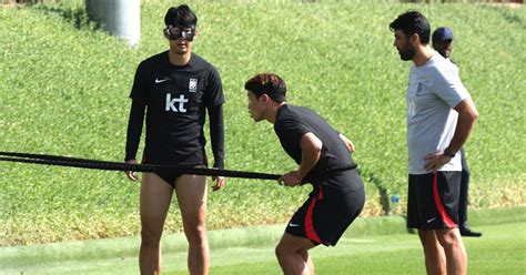 ‘햄스트링 통증 황희찬과 윤종규 훈련서 빠지고 실내에서 회복