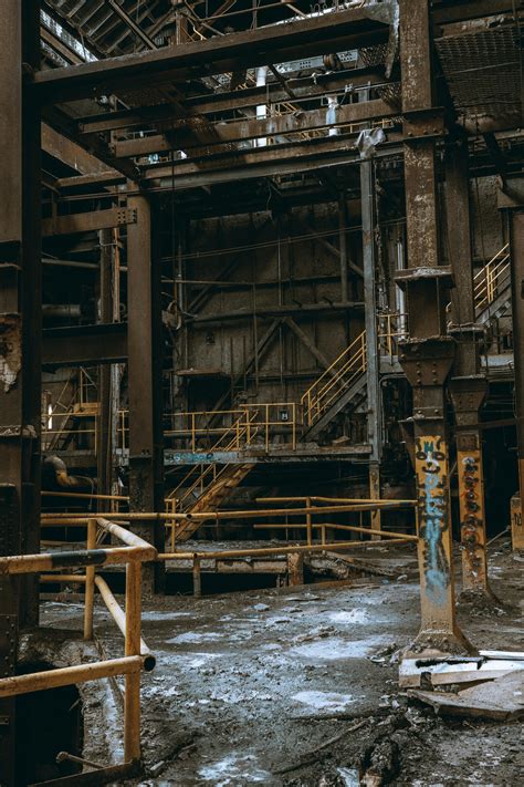 Urbex 강철 건물 건설 건설 현장 건축 계단 골조 공장 그래피티 그런지 금속 가공 금속 빔 껄끄 러운