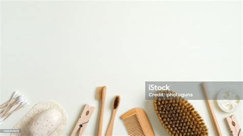 녹색 배경에 환경 친화적 인 욕실 항목입니다 면 귀걸이 수제 비누 대나무 칫솔 헤어 빗 목욕 필링 브러시 루파 스폰지의 프레임