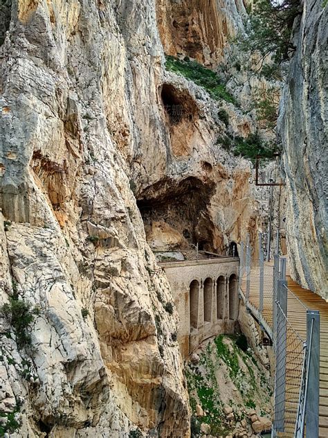 世界上最危险的小径之一“国王之路” El Caminito Del Rey 的广角人行道于2015年
