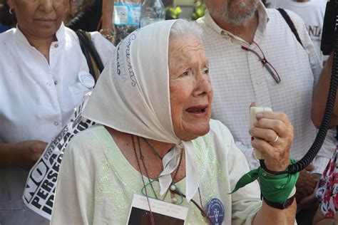 Madres De Plaza De Mayo Cuestionan Política De Dd Hh De Presidente