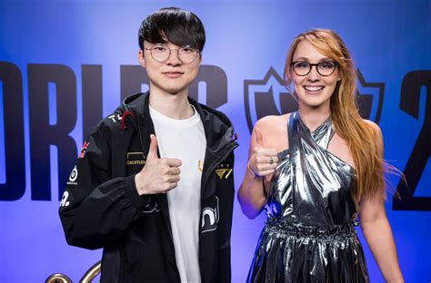 美女解说Sojkz晒与Faker合照恭喜你 King Faker 直播吧