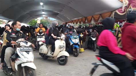 Unik Cewe Cantik Pake Motor Vespa Mudik Lewat Pelabuhan Ciwandan
