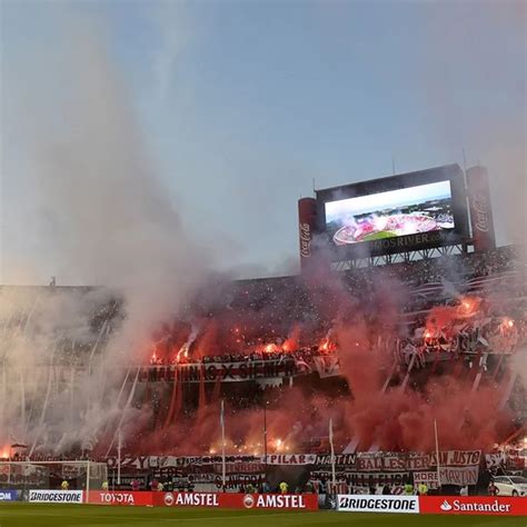 El impactante clima en el Monumental el recibimiento al plantel y la ovación a Gallardo Infobae