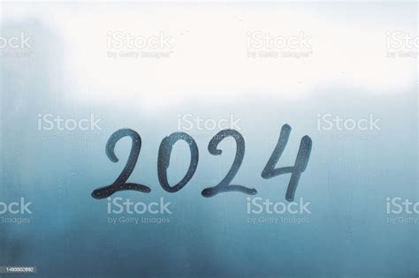 2024년 새해 페인트는 파란 창문에 안개가 자욱한 유리에 손가락으로 튀었다 0명에 대한 스톡 사진 및 기타 이미지 0명