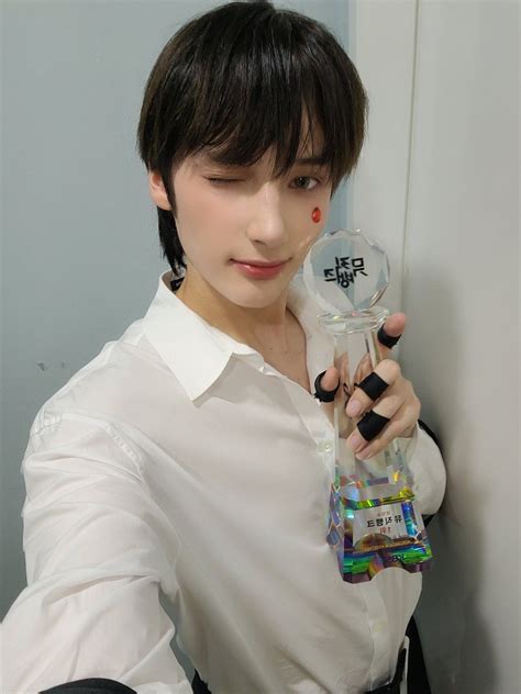 뮤직뱅크 1위를 안겨줘서 너무 고마워용 모아분들♡♡ 늘 고맙고 사랑해용 알라뷰3